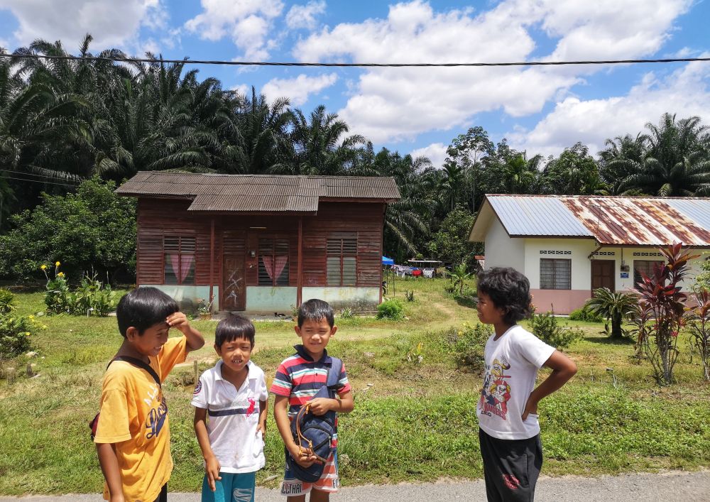 Malaysia CMCO: No internet access, teacher prints school work for Orang ...